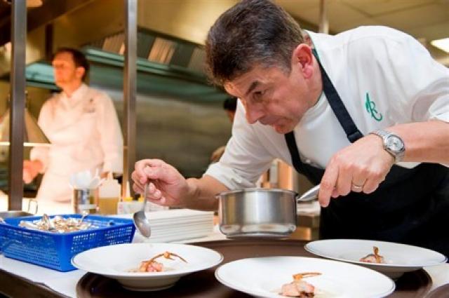 Le chef étoilé Régis Marcon donne une leçon de cuisine à 160 amateurs ...