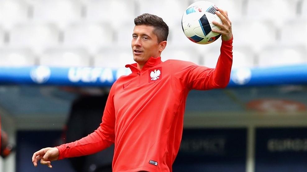 Mercato : Robert Lewandowski pour renforcer l'attaque de l'OL ? - Radio ...