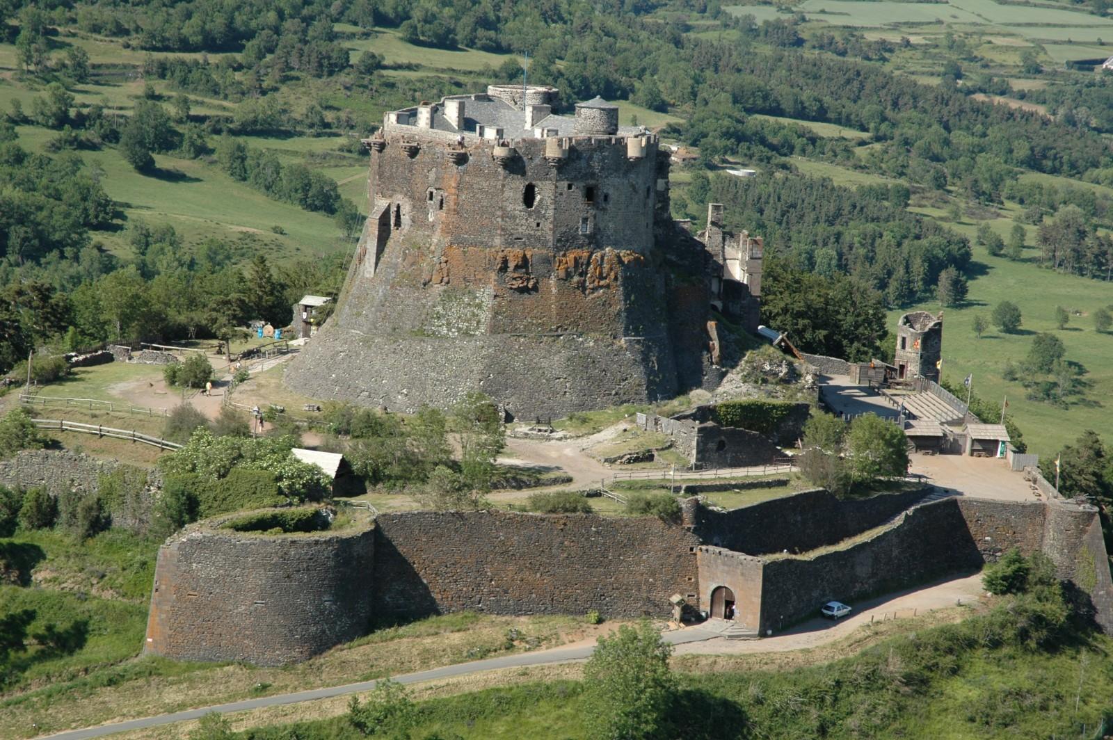 Le château de Murol bat des records et prépare un été spectaculaire ...