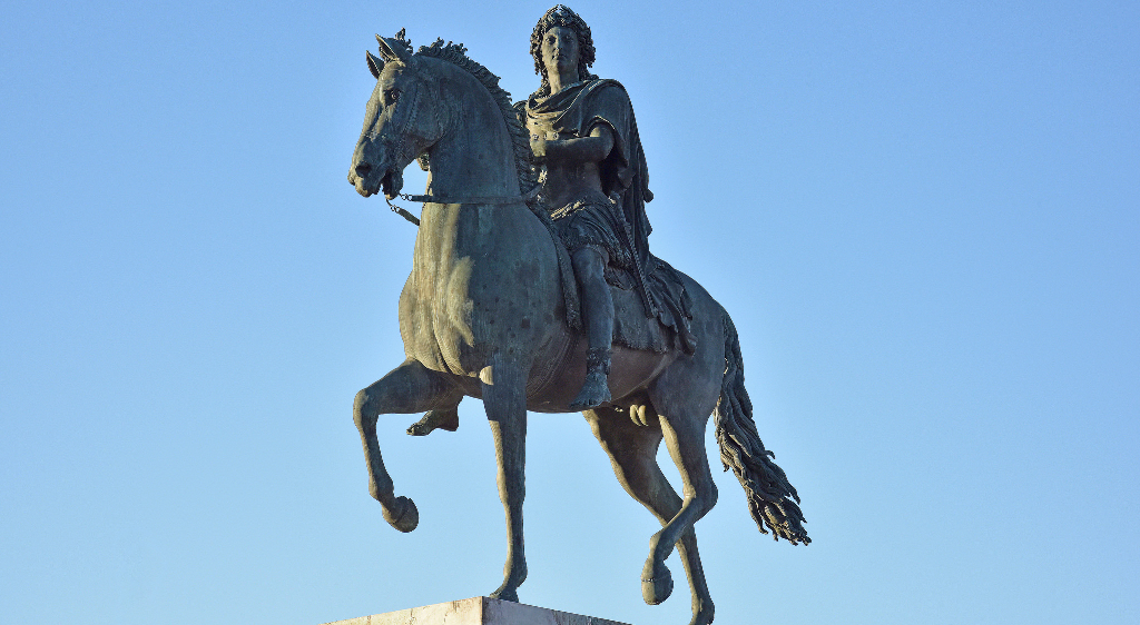 Lyon : la statue de Louis XIV bientôt retirée de son socle place ...