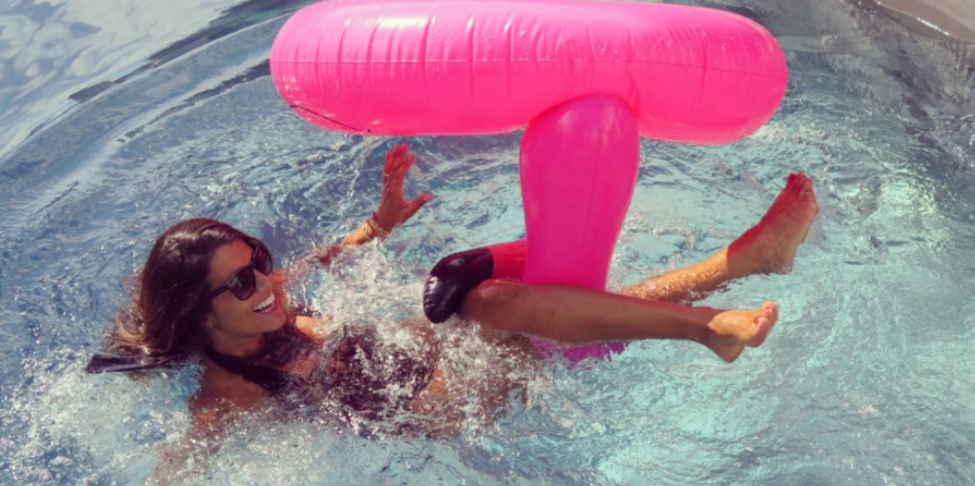 Photos Karine Ferri Sexy à La Piscine Son Décolleté Fait Monter La 0316