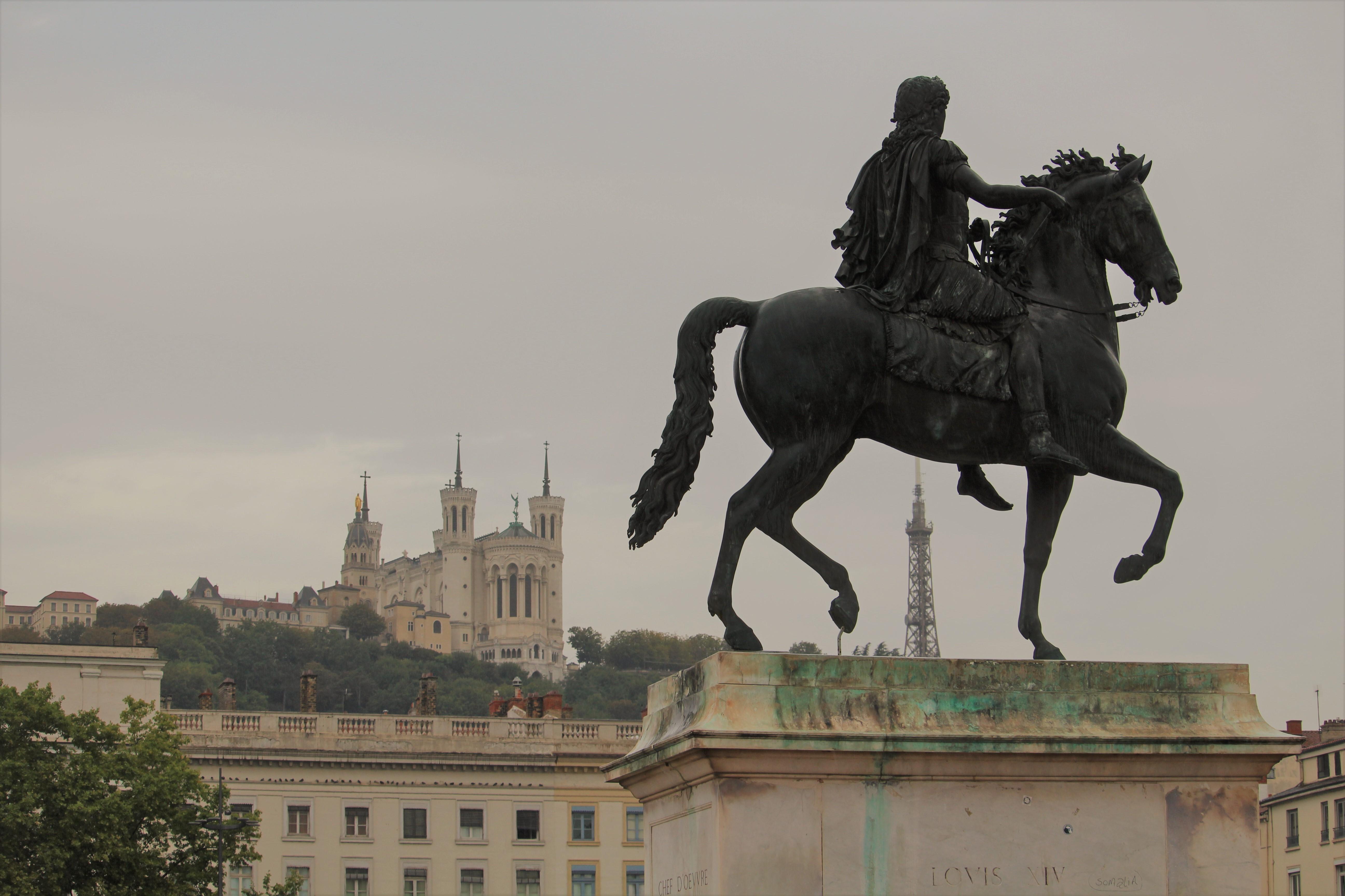Lyon : la statue de Louis XIV en souffrance - Radio SCOOP