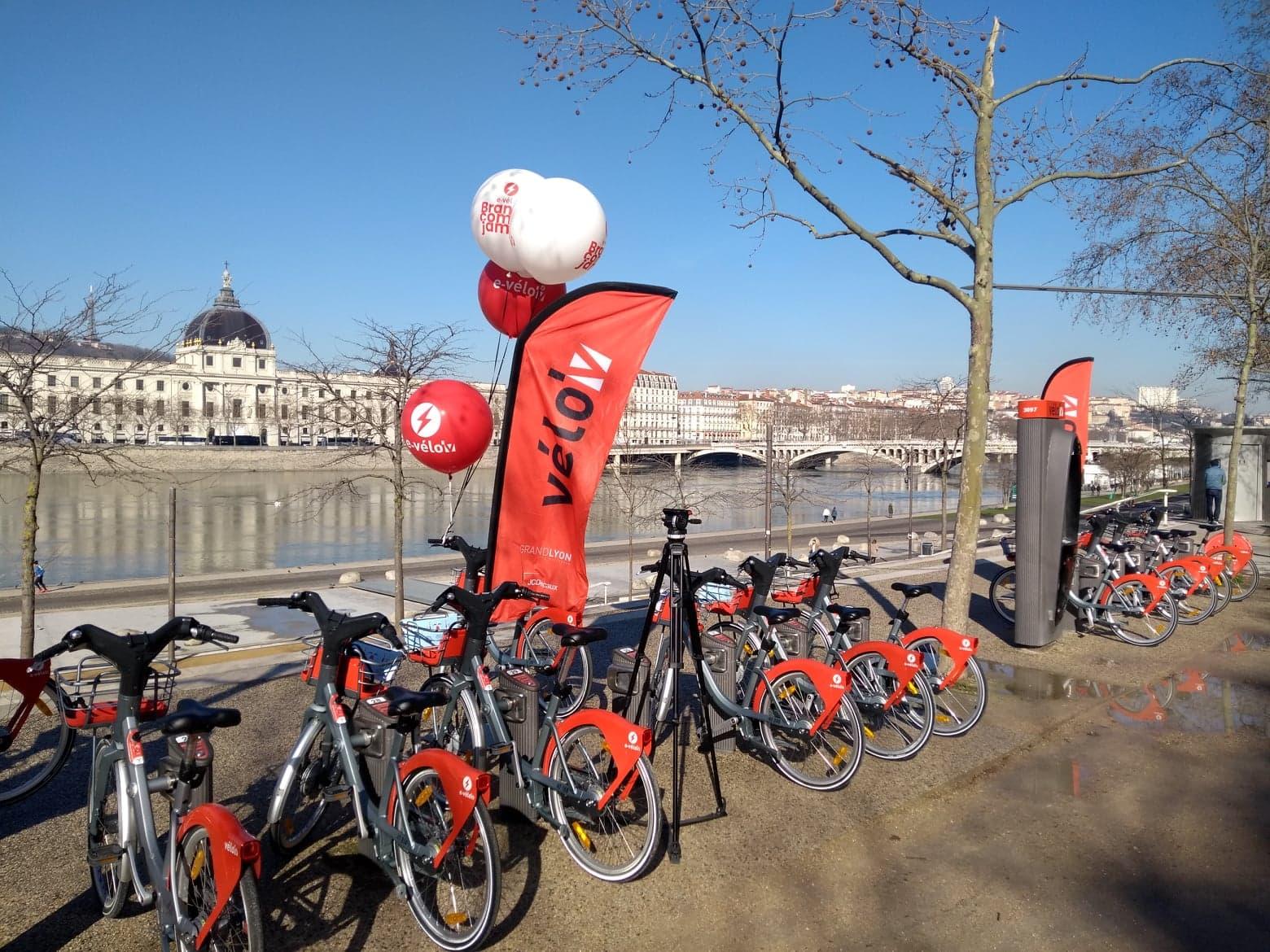 [Vidéo] Lyon : premiers tours de piste pour les Vélo'v électriques ...