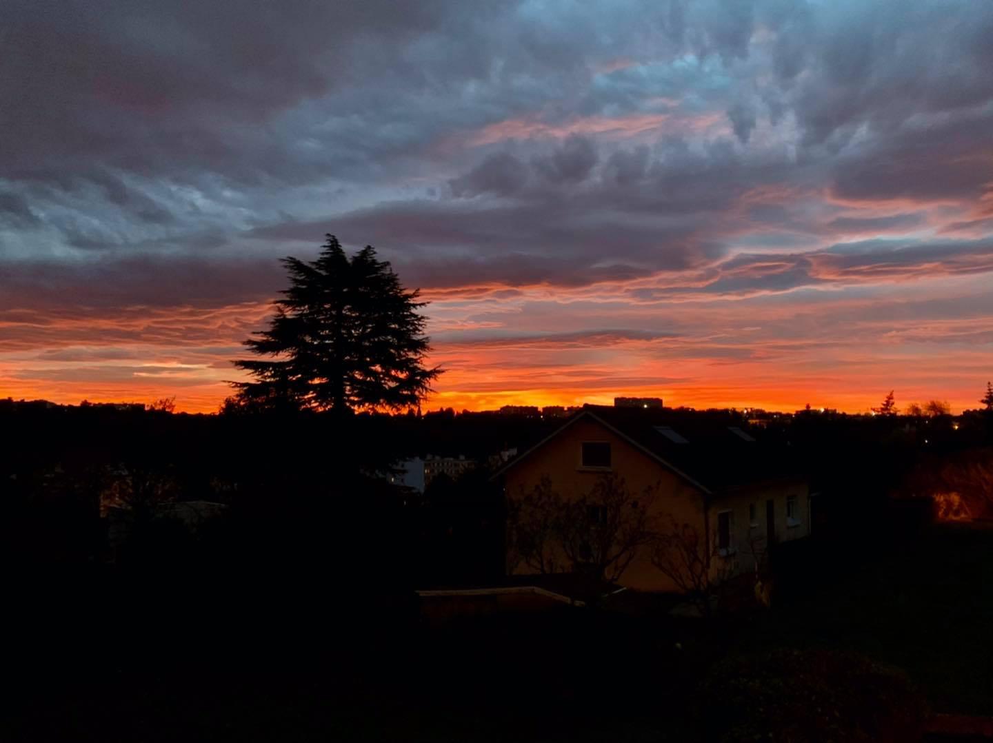 [PHOTOS] : vos images sublimes du ciel à Lyon ce mercredi matin - Impact FM