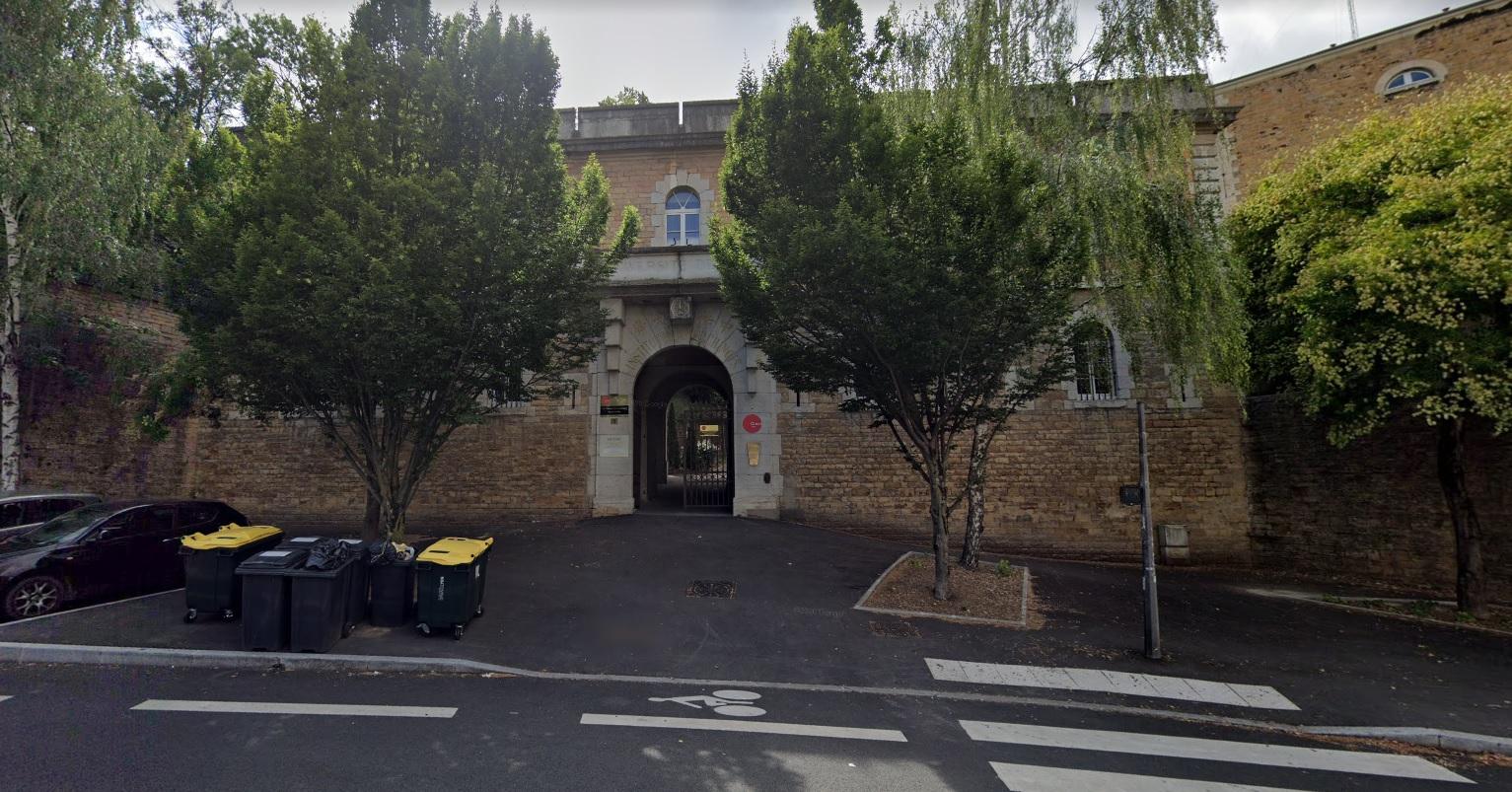 Lyon : une étudiante tente de se défenestrer - Radio SCOOP