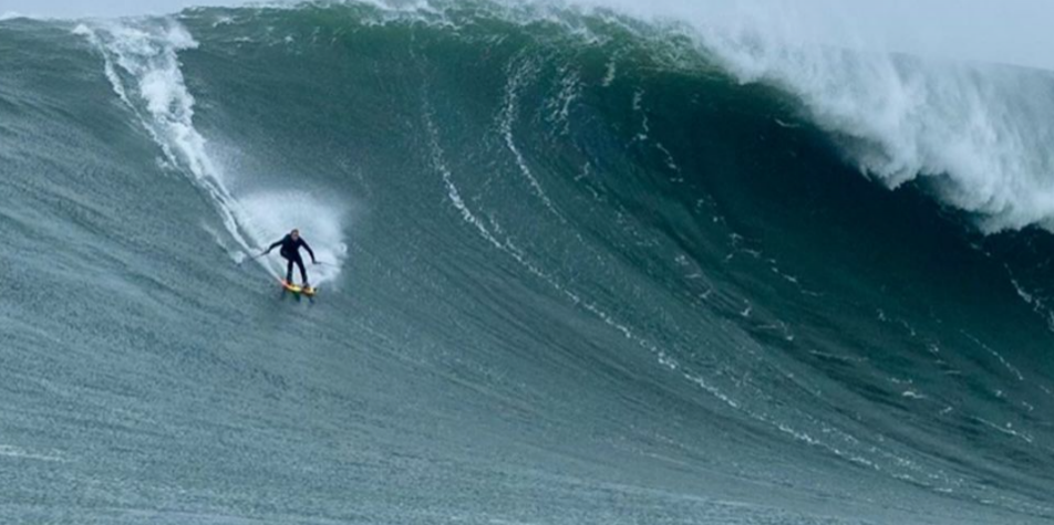 [VIDÉO] Il surfe une vague géante … avec des skis ! - Impact FM