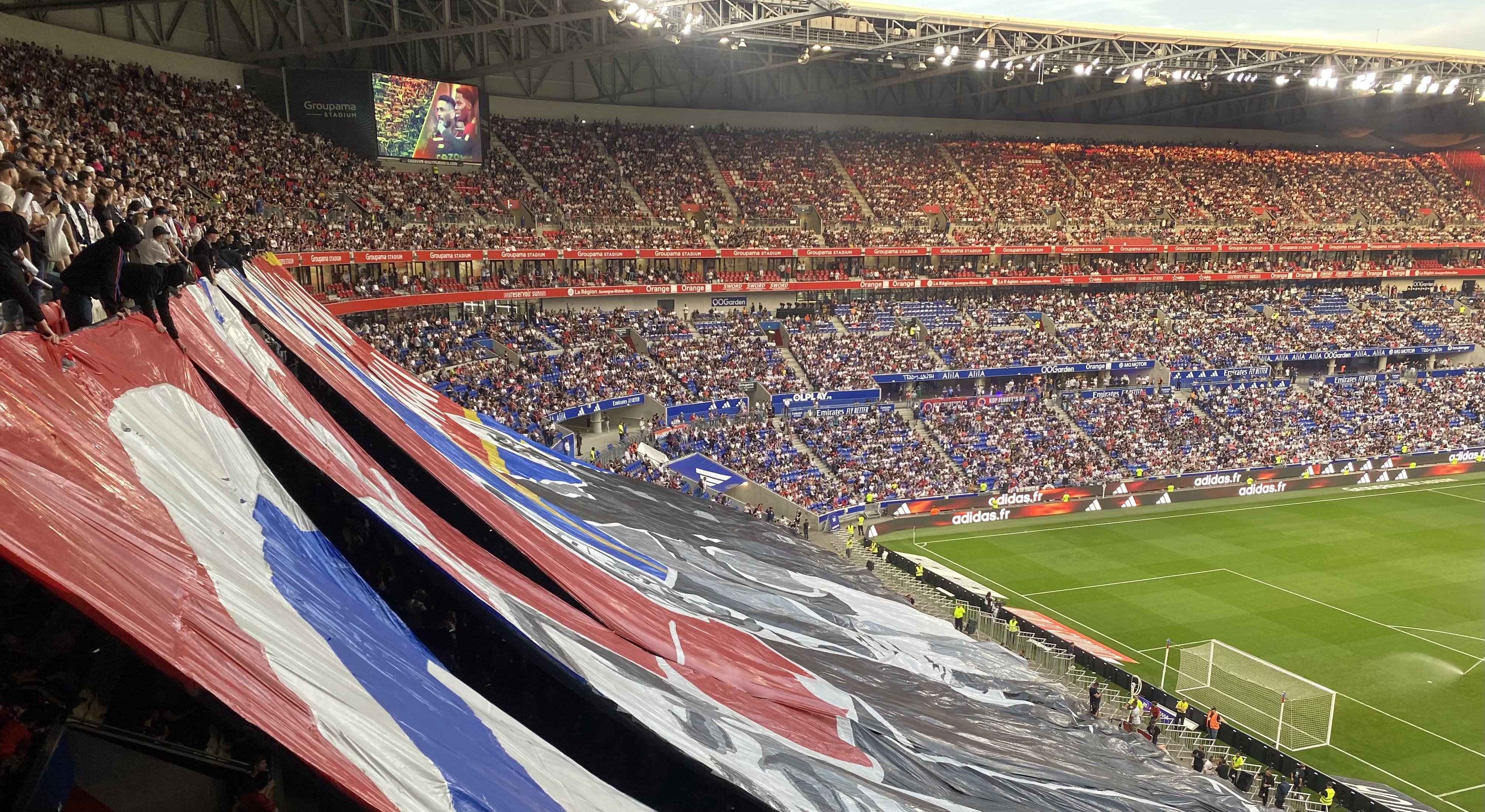 Finale OL - PSG : une fan zone géante sur la pelouse du stade de ...