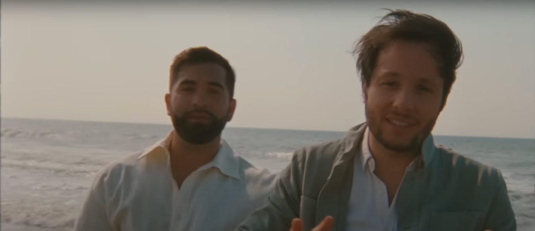 Kendji et Vianney nous emmènent au soleil dans le clip "Le Feu" - Radio ...