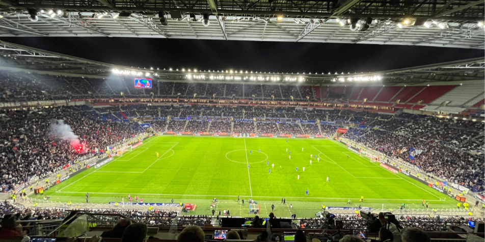 OL - Nice : un blessé après le caillassage d'un bus de supporters ... OL - Nice : un blessé après le caillassage d'un bus de supporters ...
