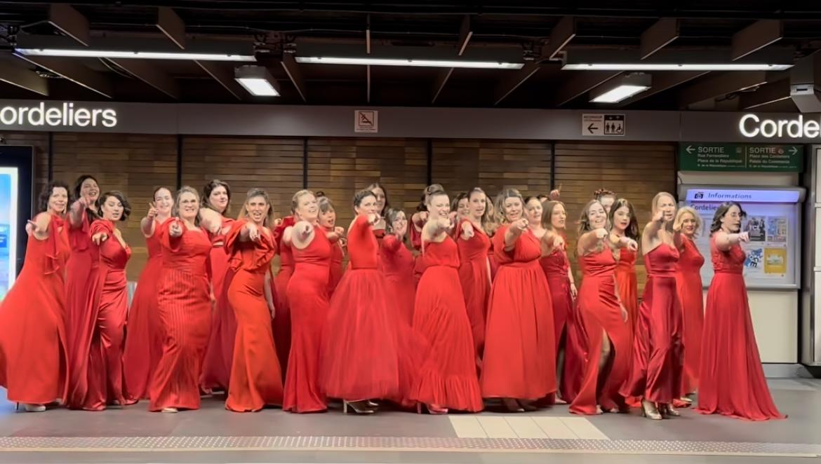 Qui sont ces femmes en robes rouges qui ont dansé et chanté sur ...