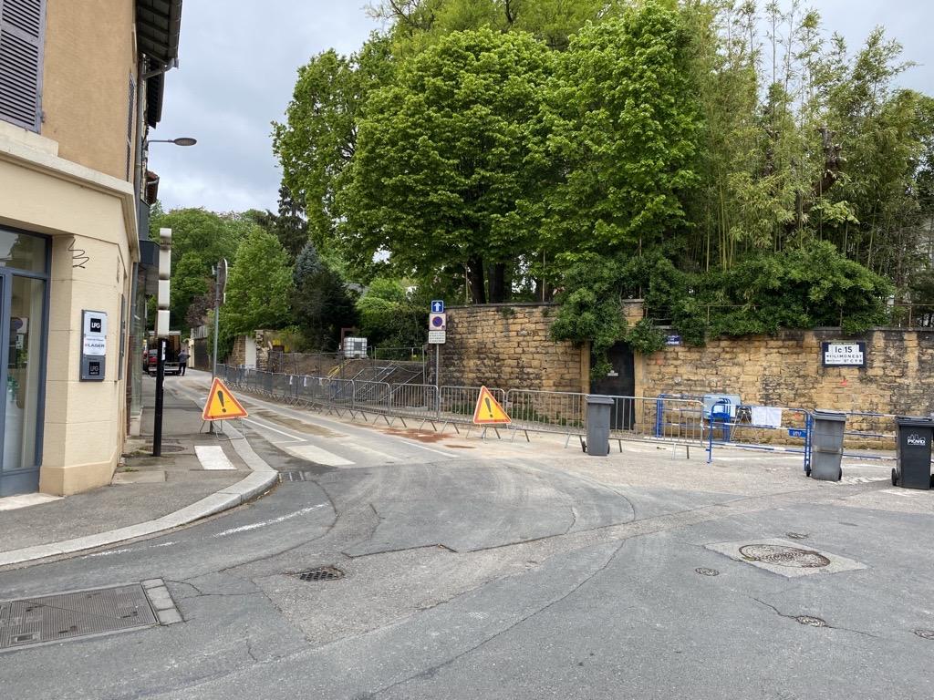 Mur effondré à Collonges-au-Mont-d'Or : le bus enlevé, la circulation a ...