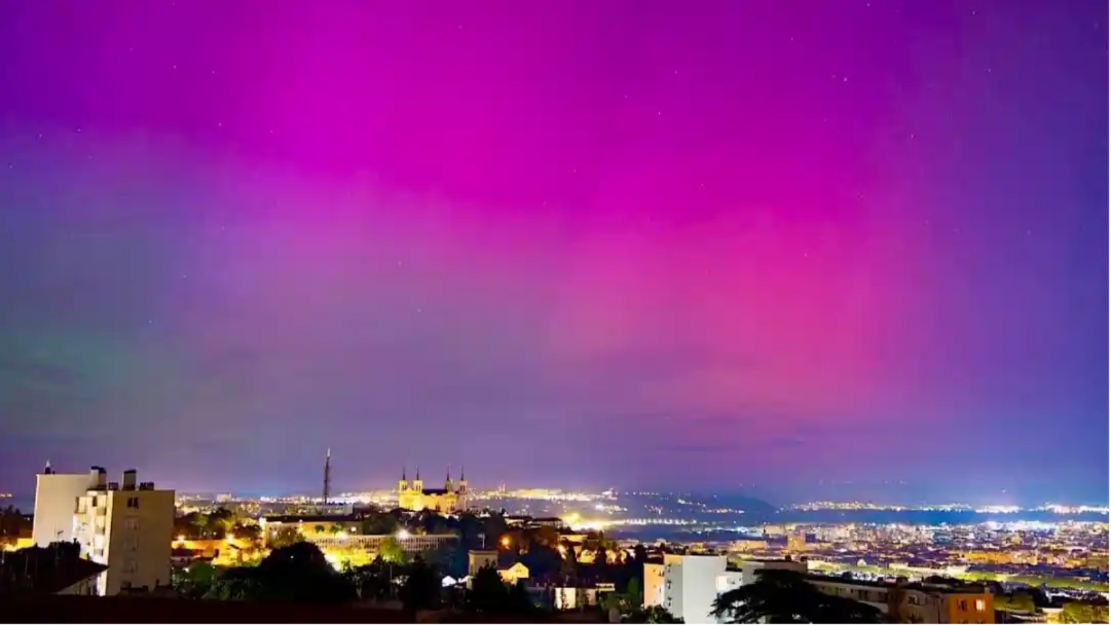 Aurores boréales : les images du phénomène rare en Auvergne-Rhône-Alpes ...