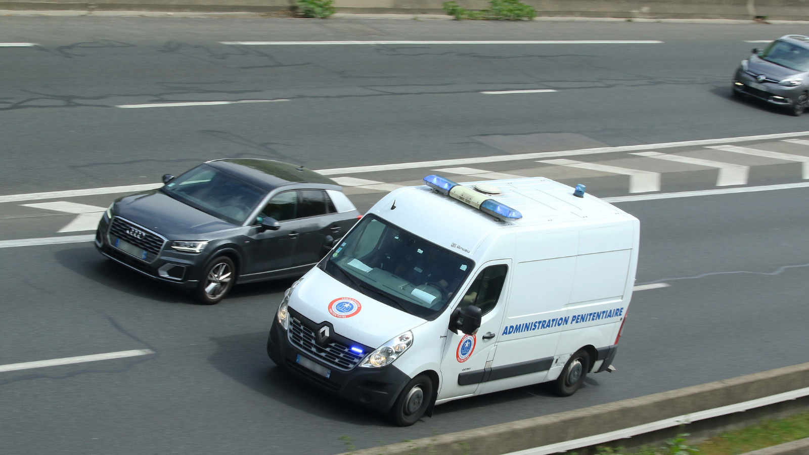 Un Fourgon Pénitentiaire Attaqué Dans Leure Au Moins Deux Agents
