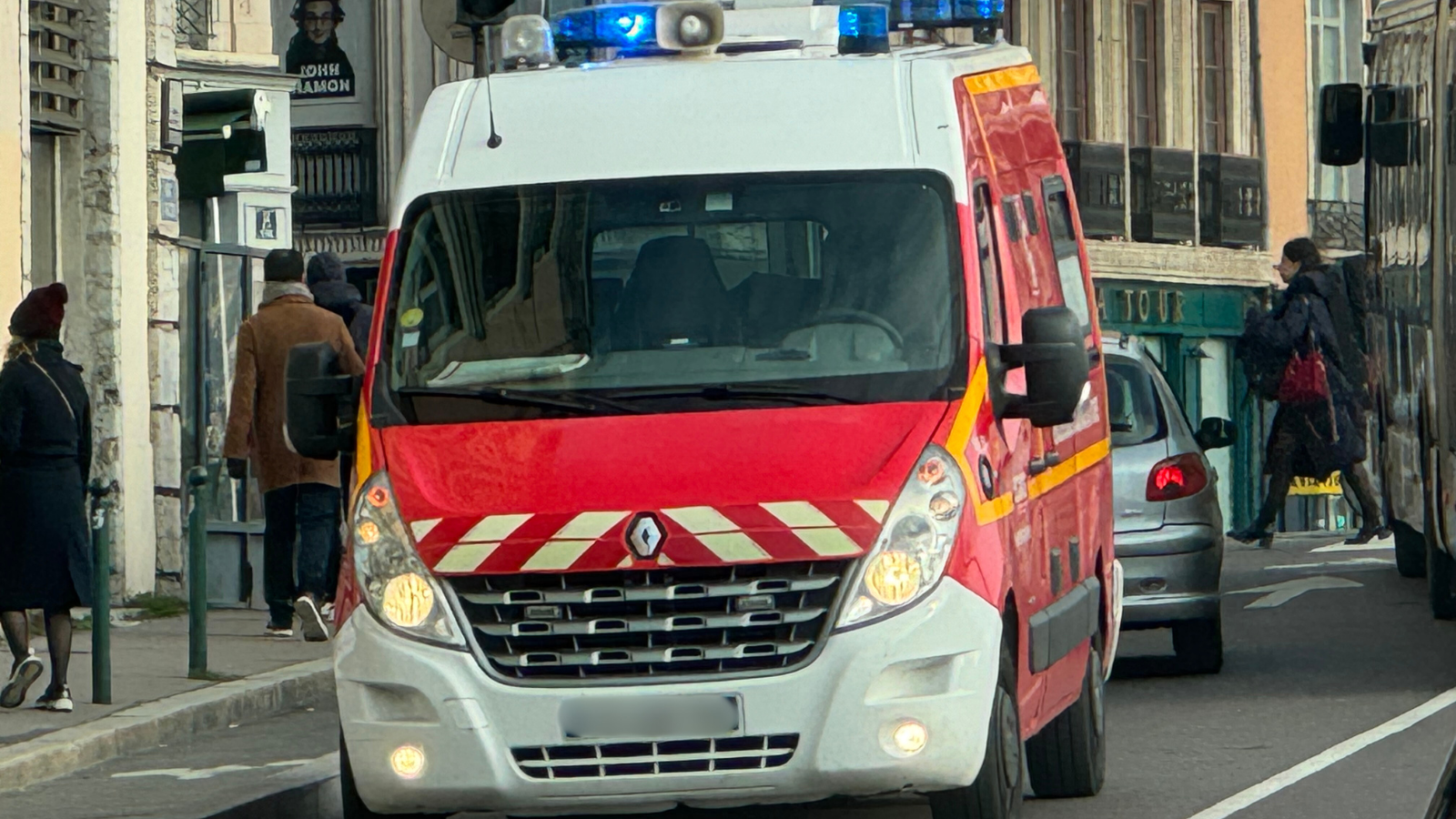Lyon : un blessé dans un accident entre un bus TCL et plusieurs ...