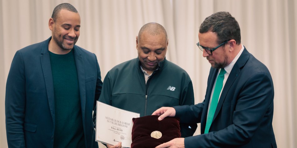 Le mythique basketteur Delaney Rudd reçoit la médaille de la ville de ...