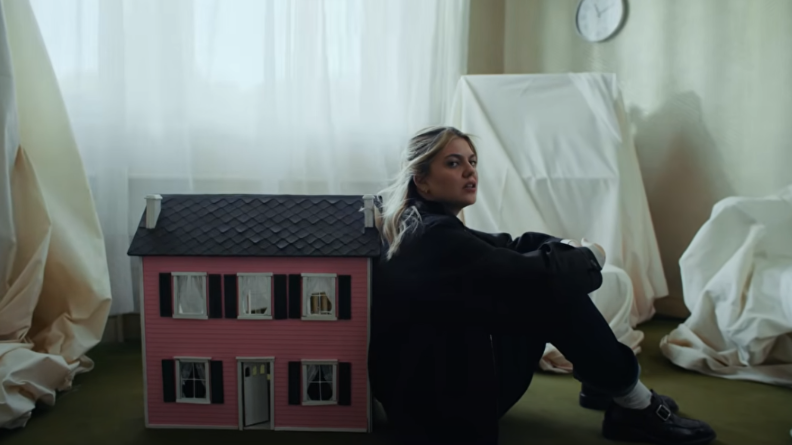 Eurovision 2025 : le clip "Maman" de Louane est sorti - Radio SCOOP