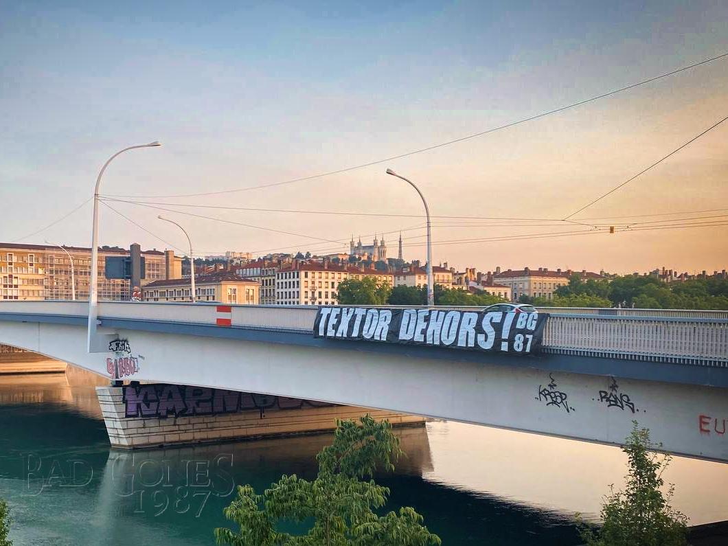 Relégation de l'OL : colère des Bad Gones, avec des banderoles anti ...