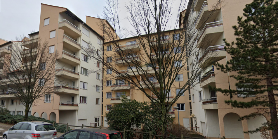Roanne : un homme menace de se jeter du 6e étage, les secours ...