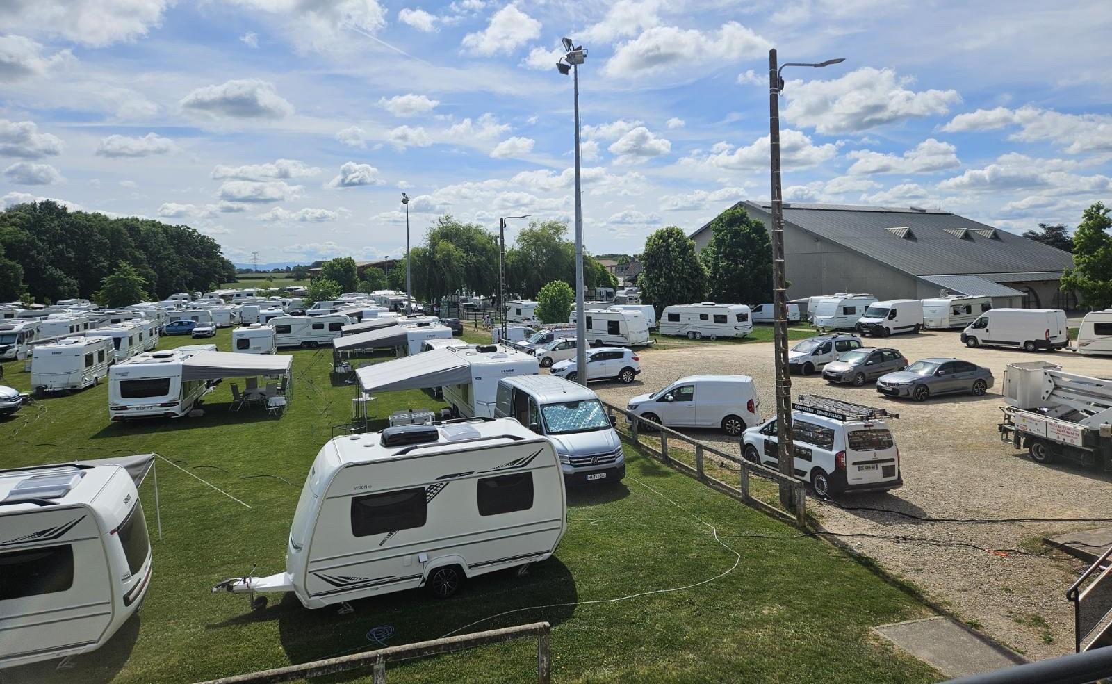 Ain : 200 caravanes se sont installées sur le terrain de football de ...